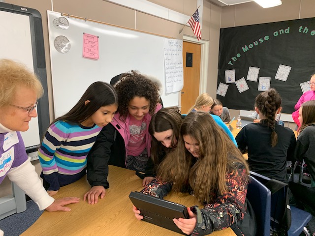 girls learning to code